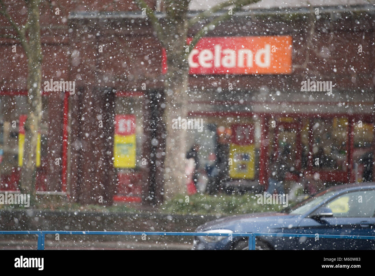 Morden, Surrey, UK. 27 February 2018. Heavier snow flurries falling at ...