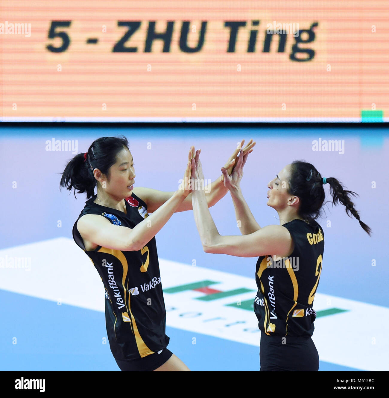 (180228) -- ISTANBUL, Feb. 28, 2018(Xinhua) -- Vakifbank's Zhu Ting (L ...