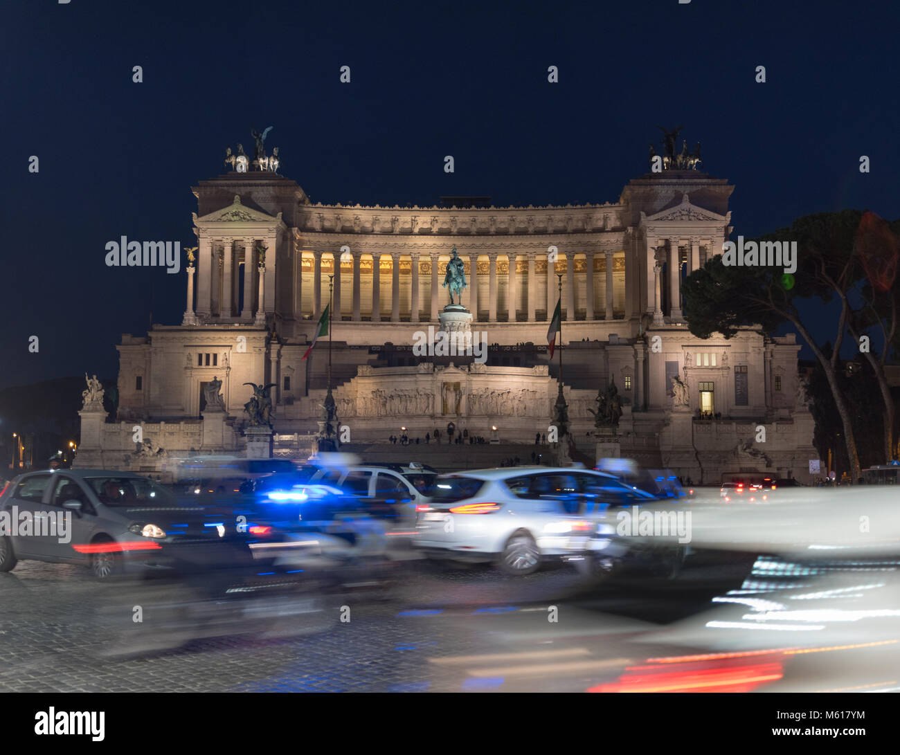 Busy traffic in Rome on Piazza Venezia Stock Photo - Alamy