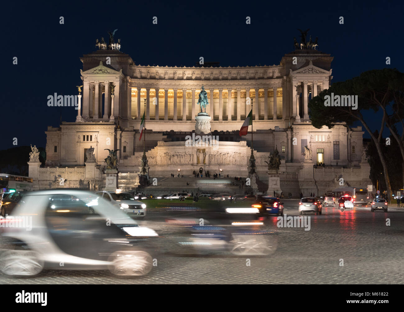 Busy traffic in Rome on Piazza Venezia Stock Photo - Alamy