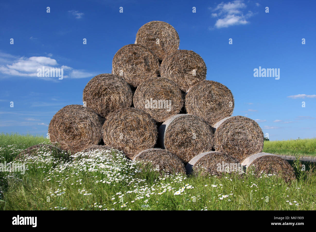Hay bale pyramid hi-res stock photography and images - Alamy