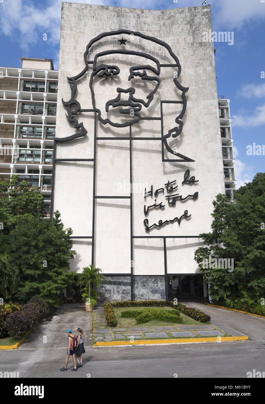 An oversized portrait of the revolutionary hero Che Guevara draws ...