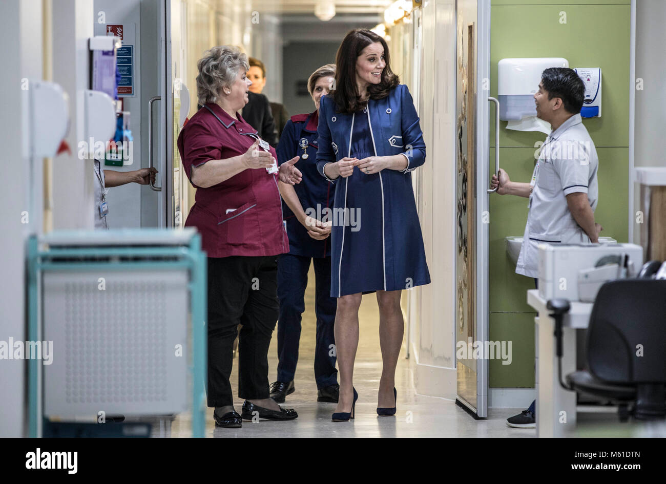 The Duchess of Cambridge arrives on the children's "snow Leopard" ward ...