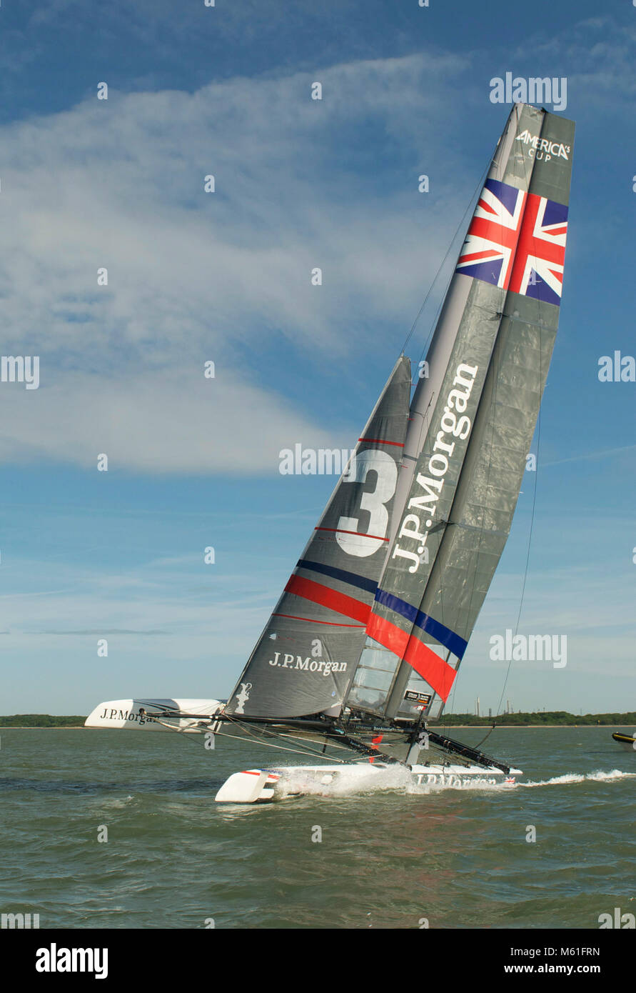 The America's Cup class JP Morgan BAR competing in the Round the Island ...