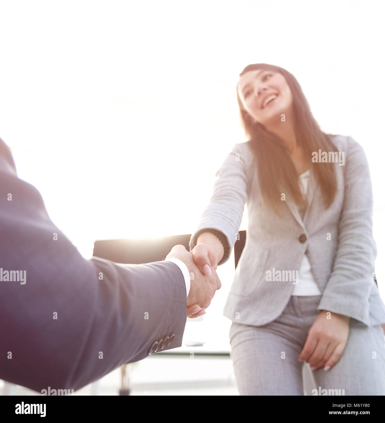 welcome and handshake of business people Stock Photo - Alamy