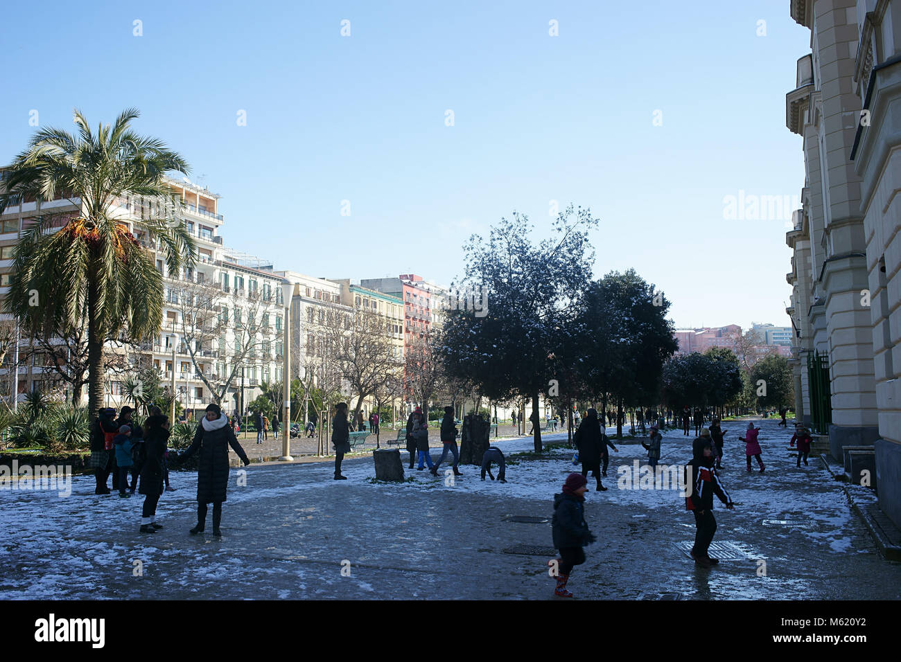 Burian storm arrives in Naples, the city is under the snow. It can't ...