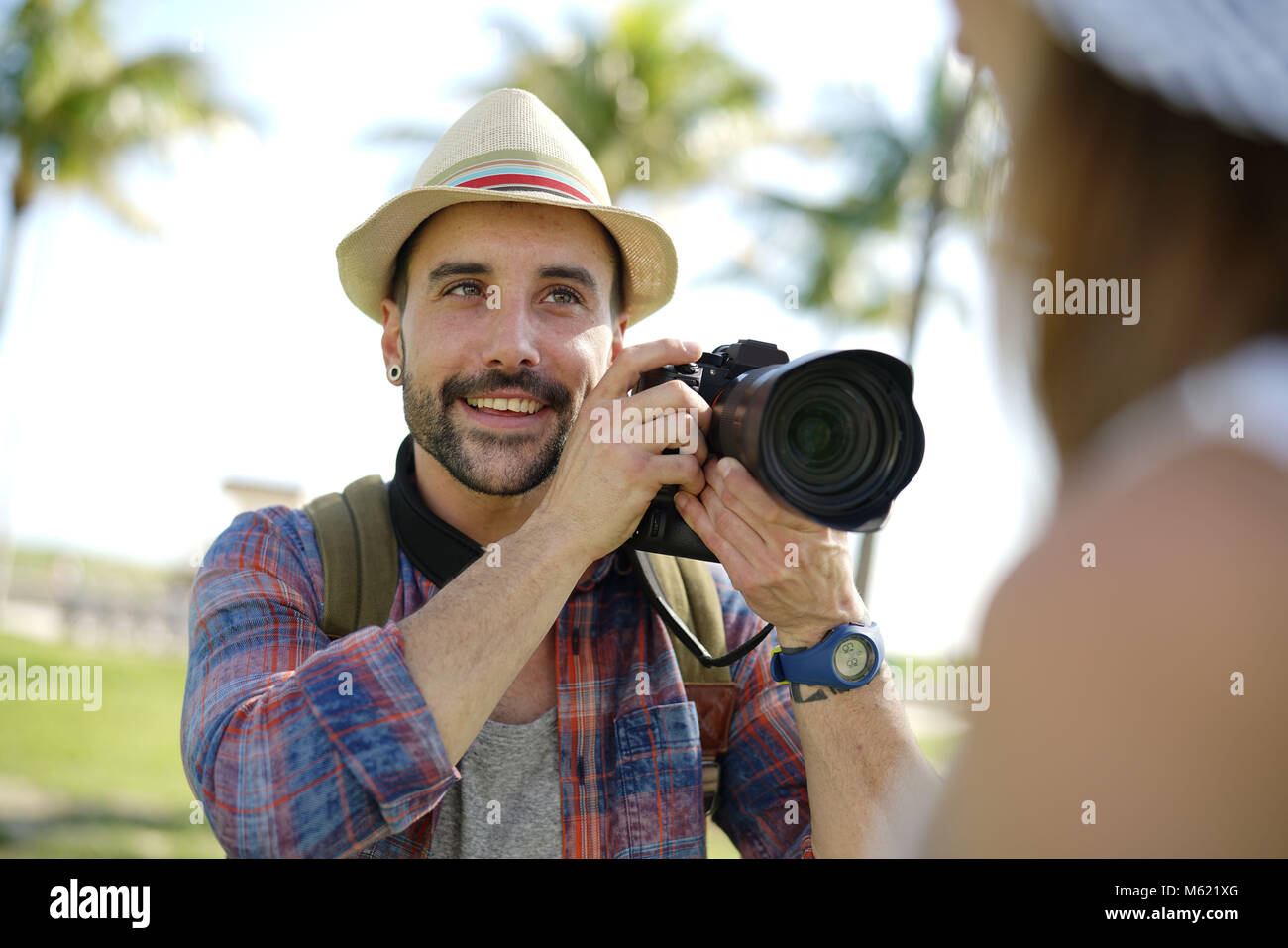 Photographer taking pictures of model in park Stock Photo - Alamy