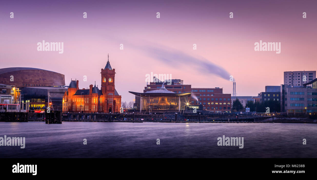 Pier House and Senedd Cardiff Bay Cardiff Wales Stock Photo - Alamy
