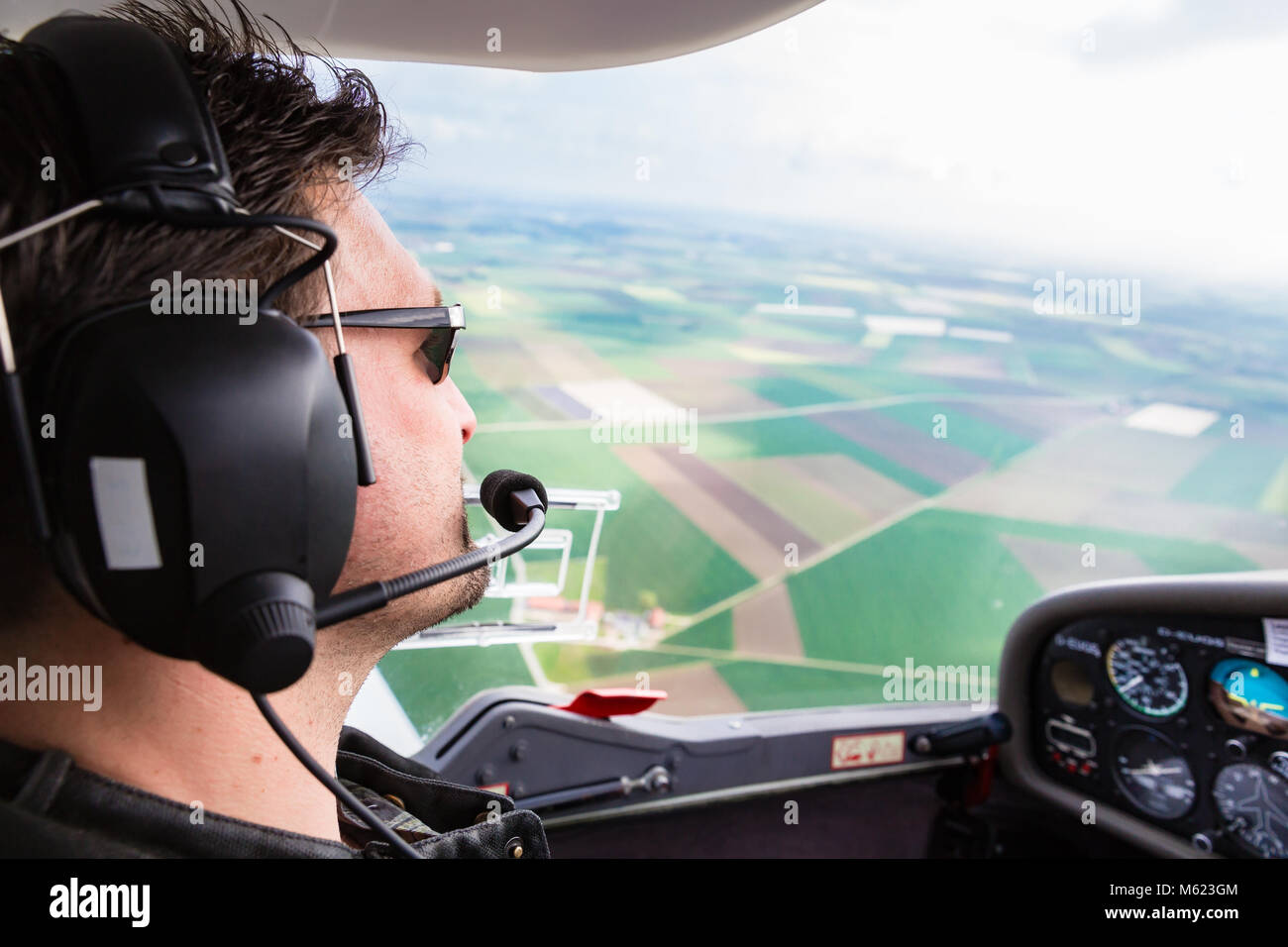 Pilot flying airplane hi-res stock photography and images - Alamy