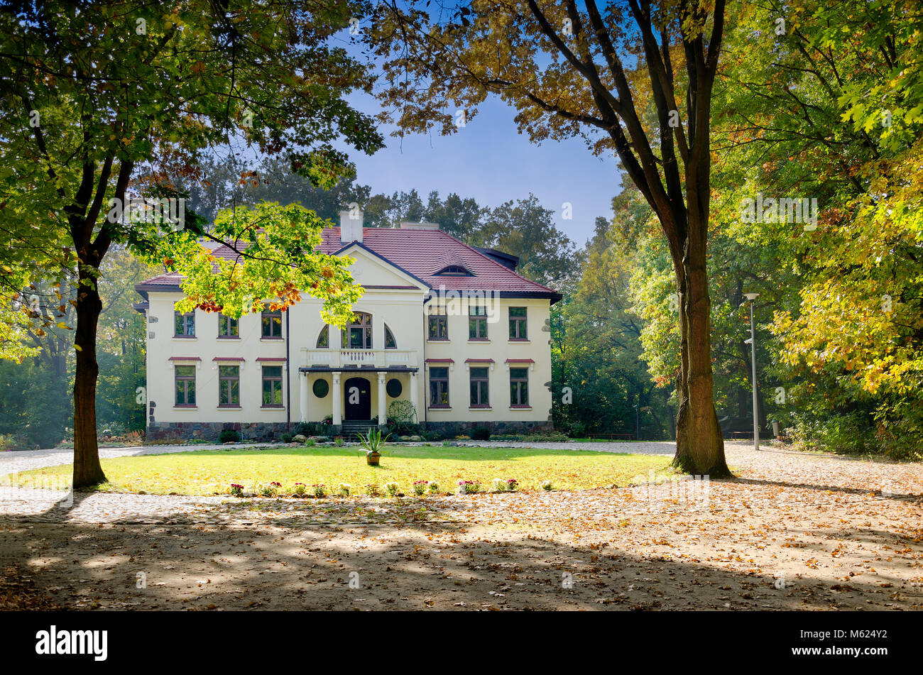 House steep driveway hi-res stock photography and images - Alamy