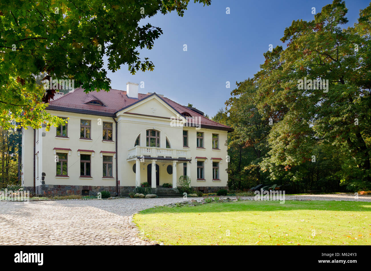 House steep driveway hi-res stock photography and images - Alamy