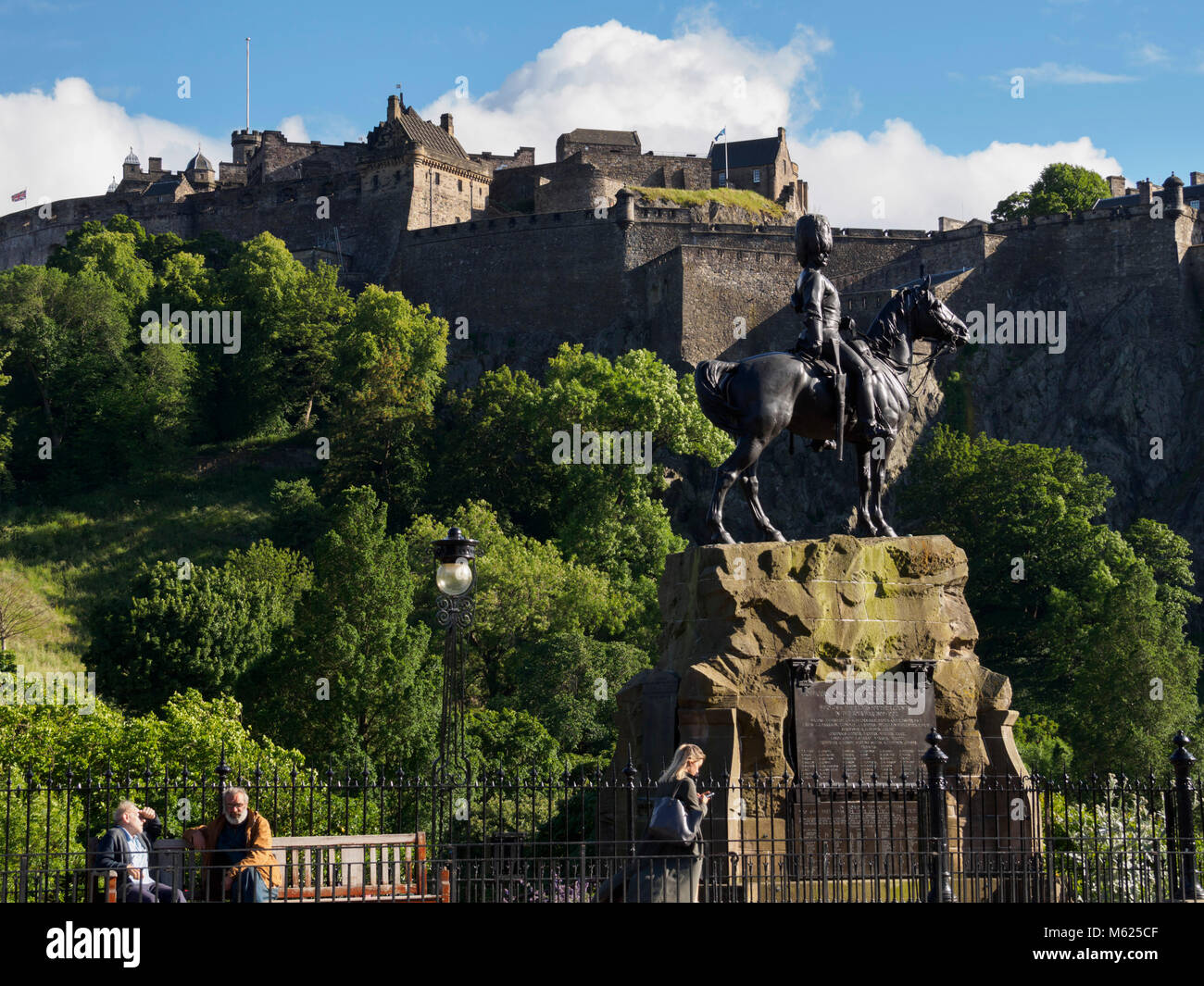 Scotland - Edinburgh. Edinburgh Castle with statue remembering Scots ...