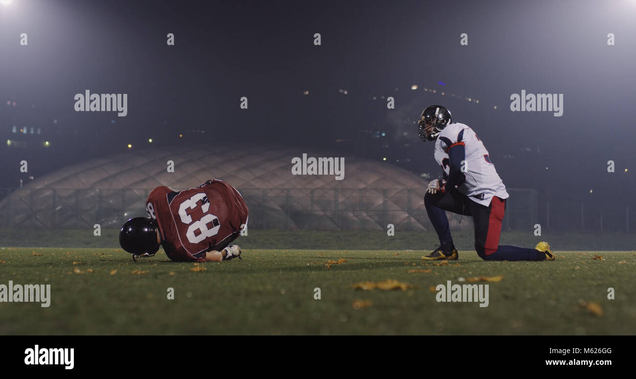 American football night game players hi-res stock photography and ...