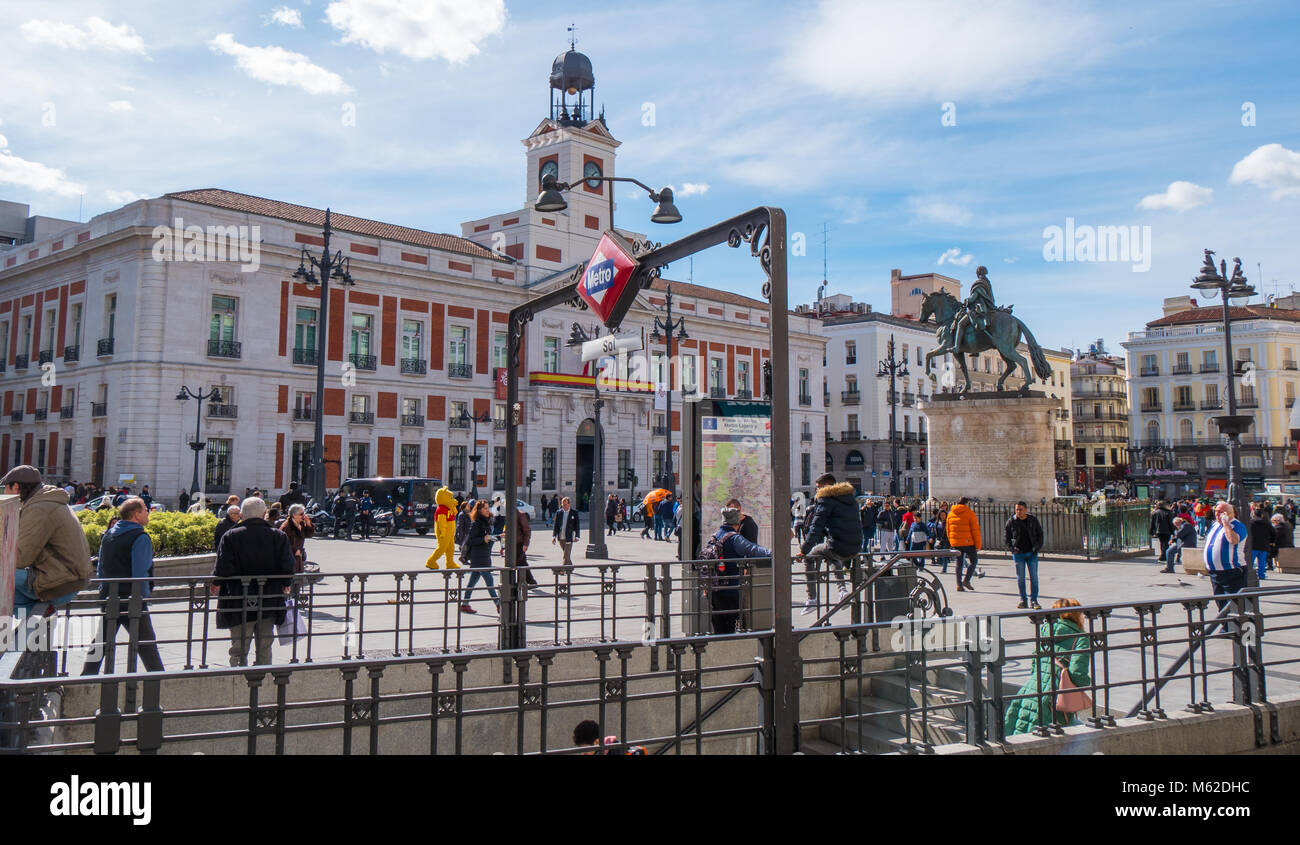 Most famous squares in Madrid - the Puerta del Sol Square - MADRID ...