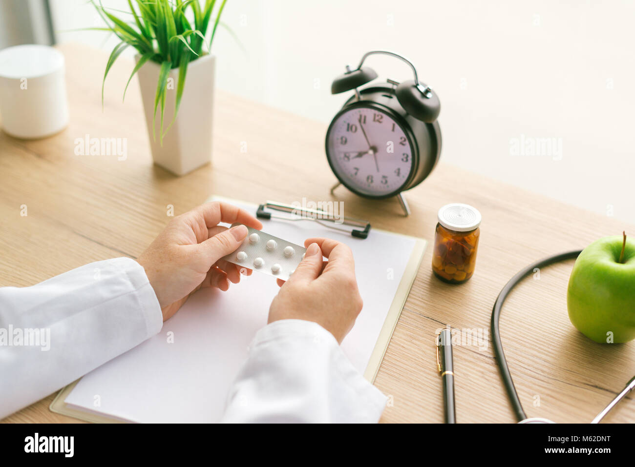 Unlabeled pill bottle hi-res stock photography and images - Alamy