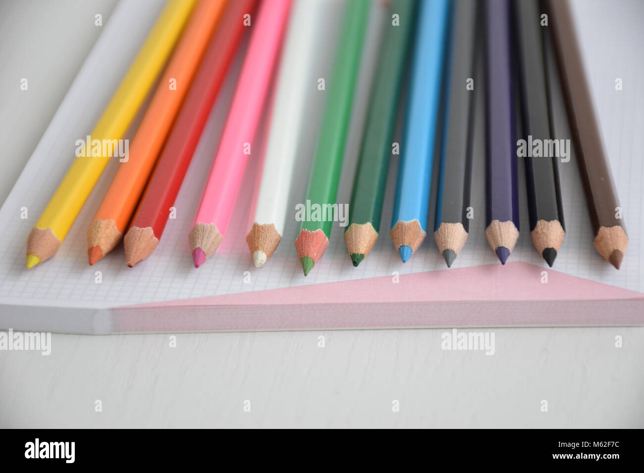 Row colored wooden pencils hi-res stock photography and images - Alamy