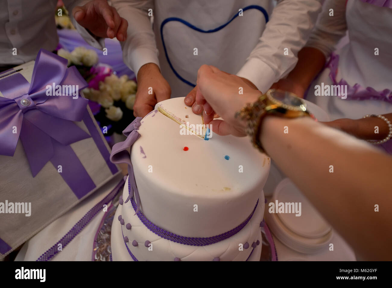 Bride and groom cut their wedding cake Stock Photo - Alamy