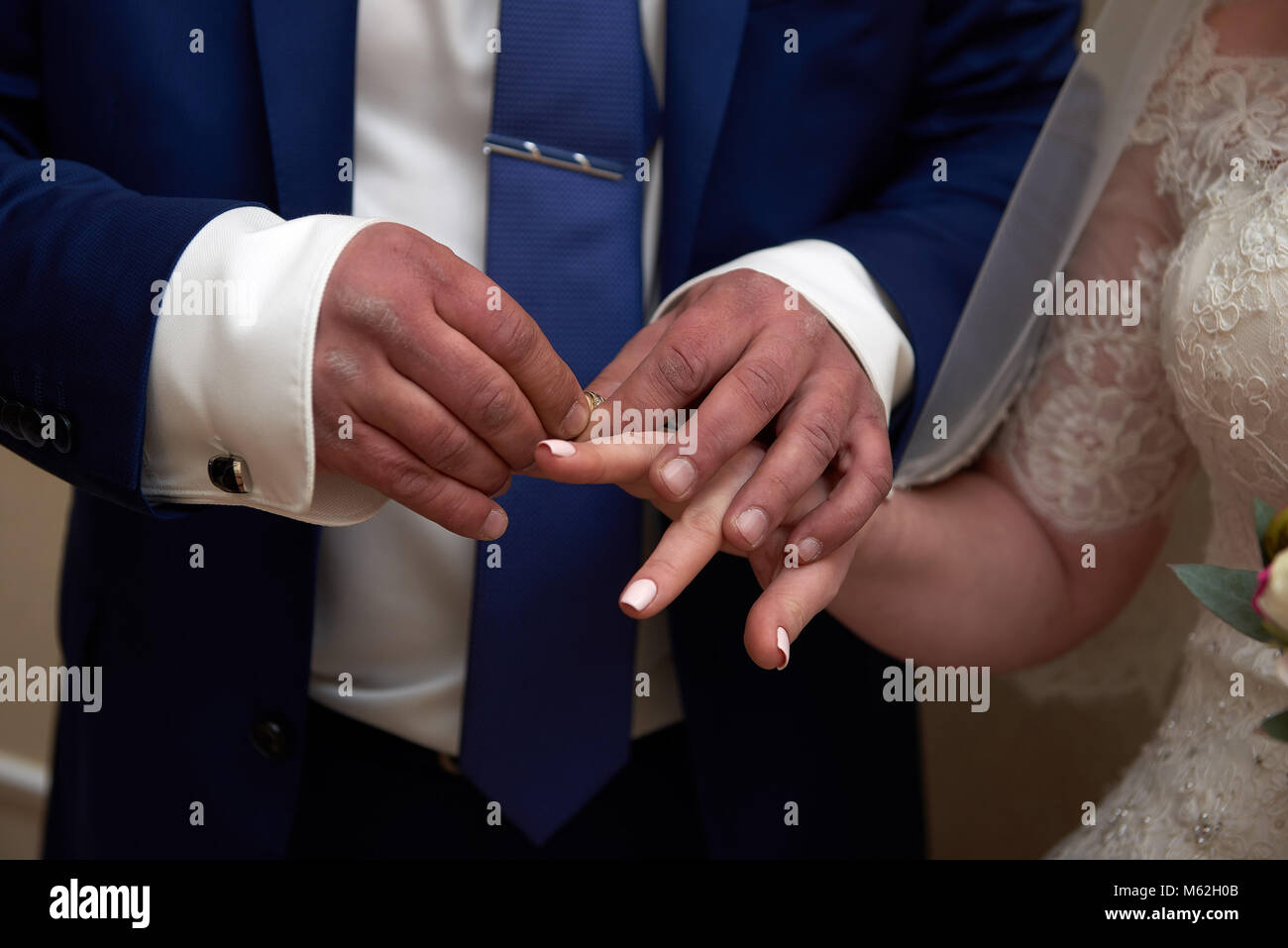 Bride and groom exchanging rings Stock Photo - Alamy