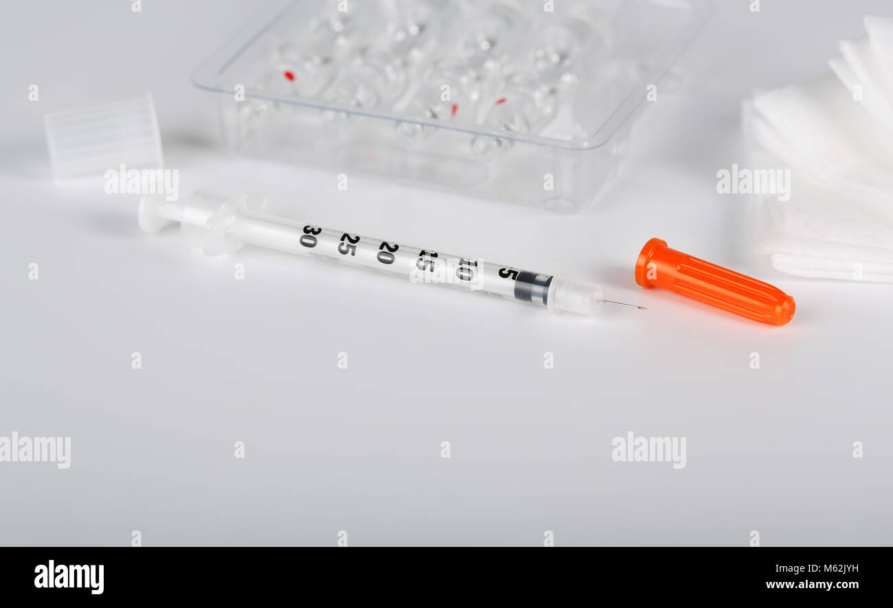 Insulin syringe on a gray background. Closeup Stock Photo - Alamy