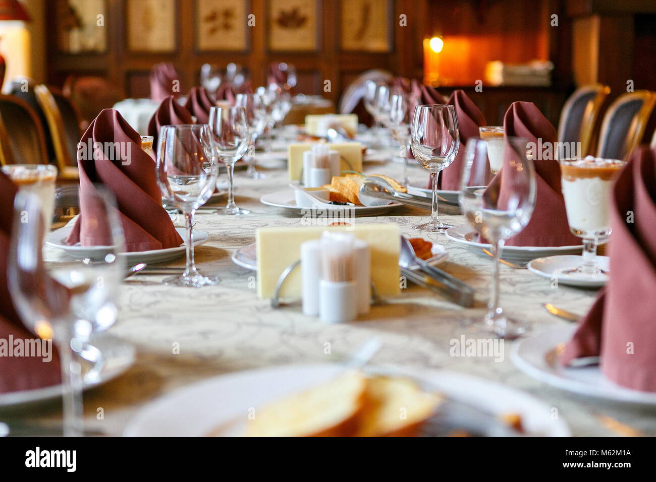 Table setting before the event. Willingness to receive guests ...
