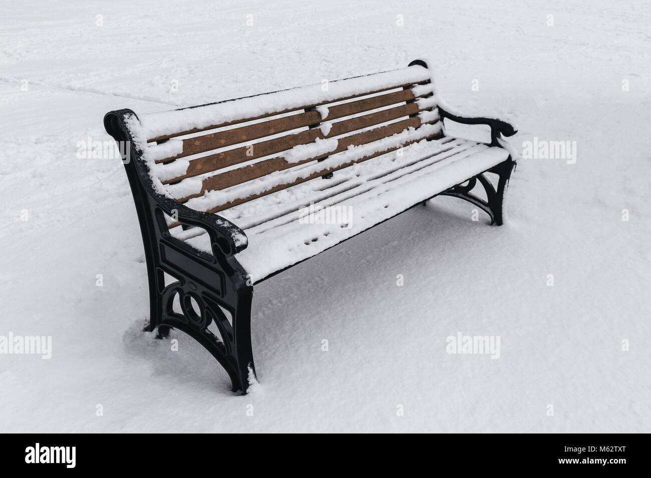 Snow covered park bench in winter Stock Photo - Alamy