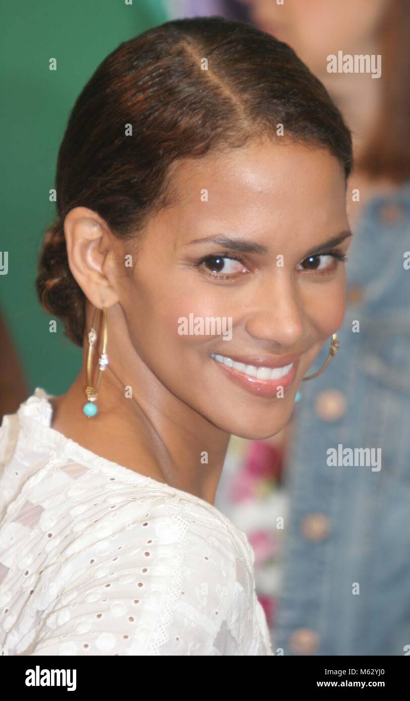 Hally berry event hi-res stock photography and images - Alamy