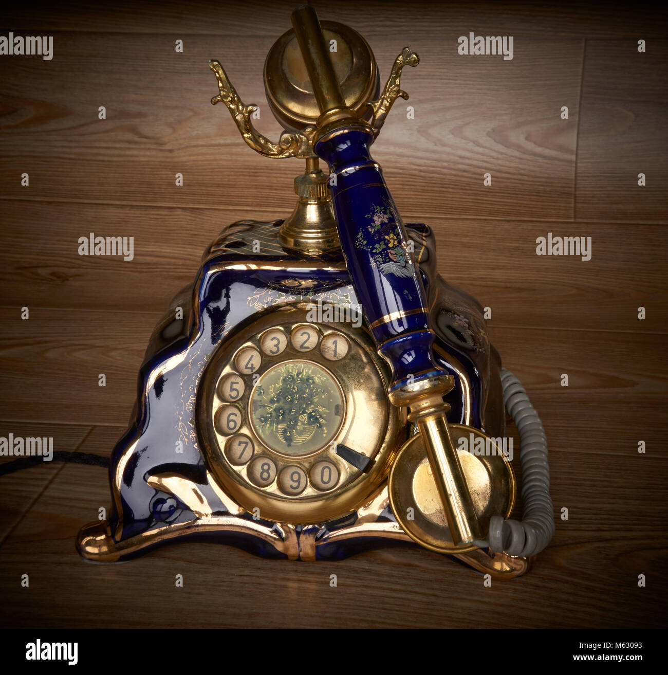 Retro telephone gold hi-res stock photography and images - Alamy