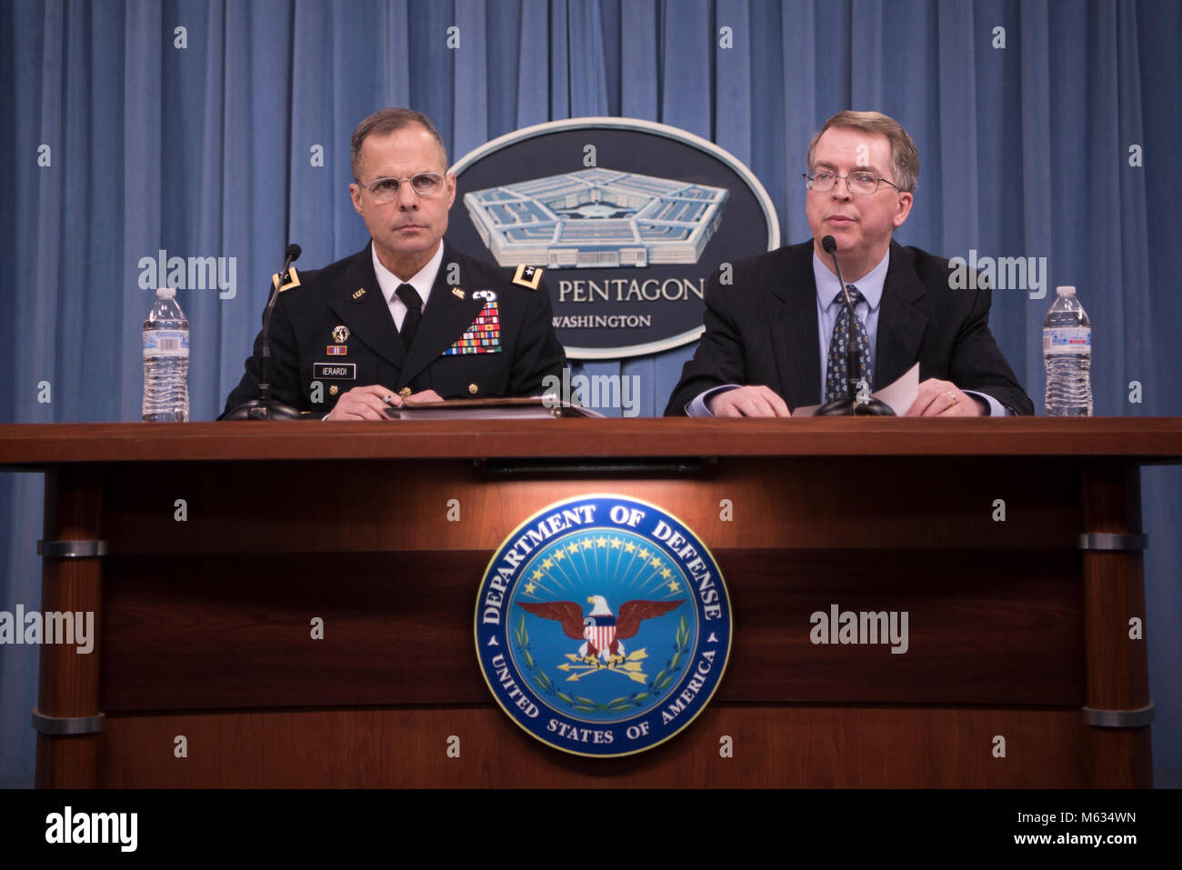 Defence secretary with army officer hi-res stock photography and images ...