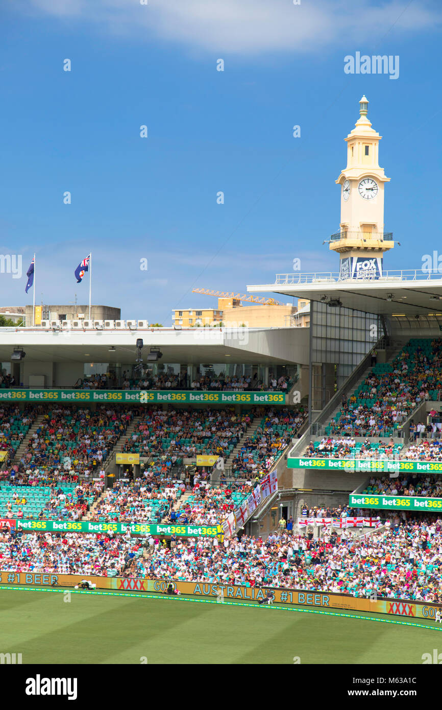 Cricket stadium crowd hi-res stock photography and images - Alamy
