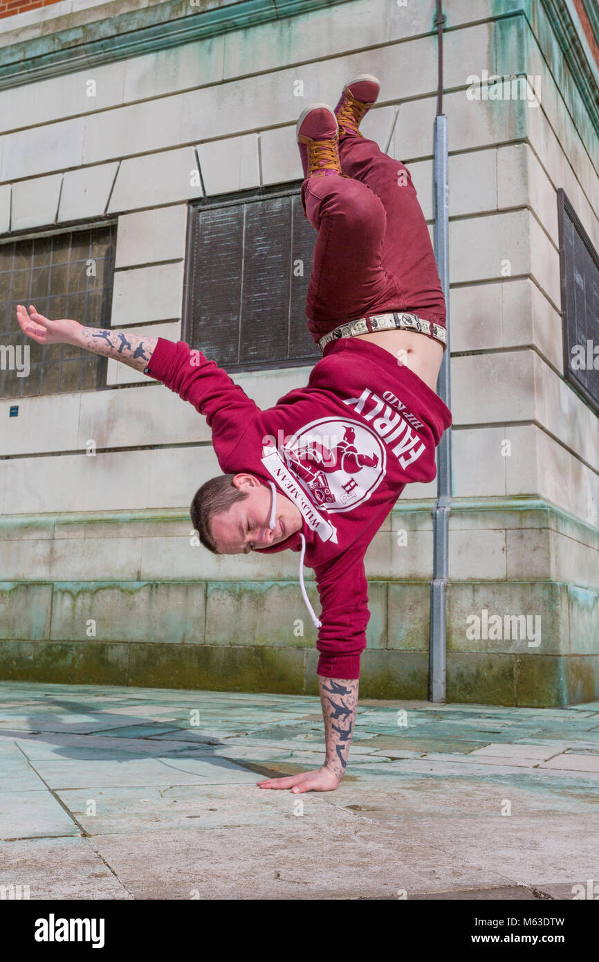 Breakdancing hi-res stock photography and images - Alamy