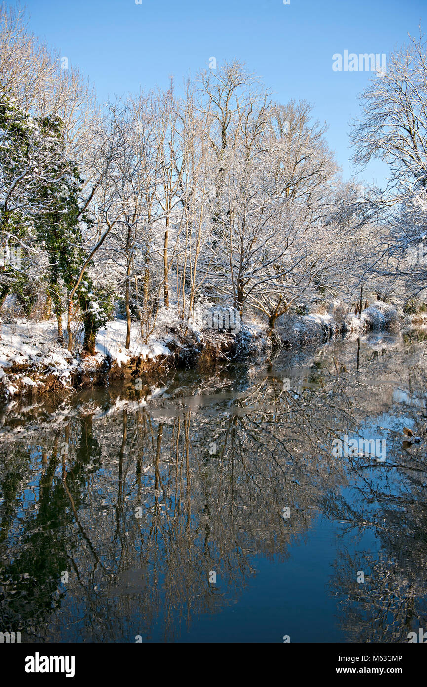 Tonbridge, Kent, UK. 28 February 2018. The River Medway and snow laden ...