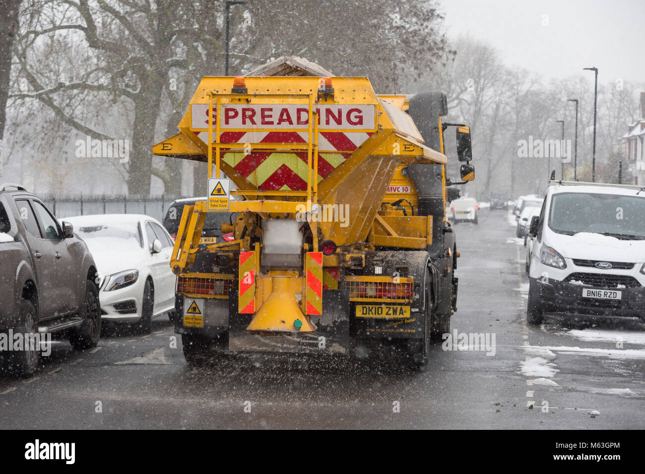 London, UK 28th February 2018: A Lambeth council gritting lorry spreads ...