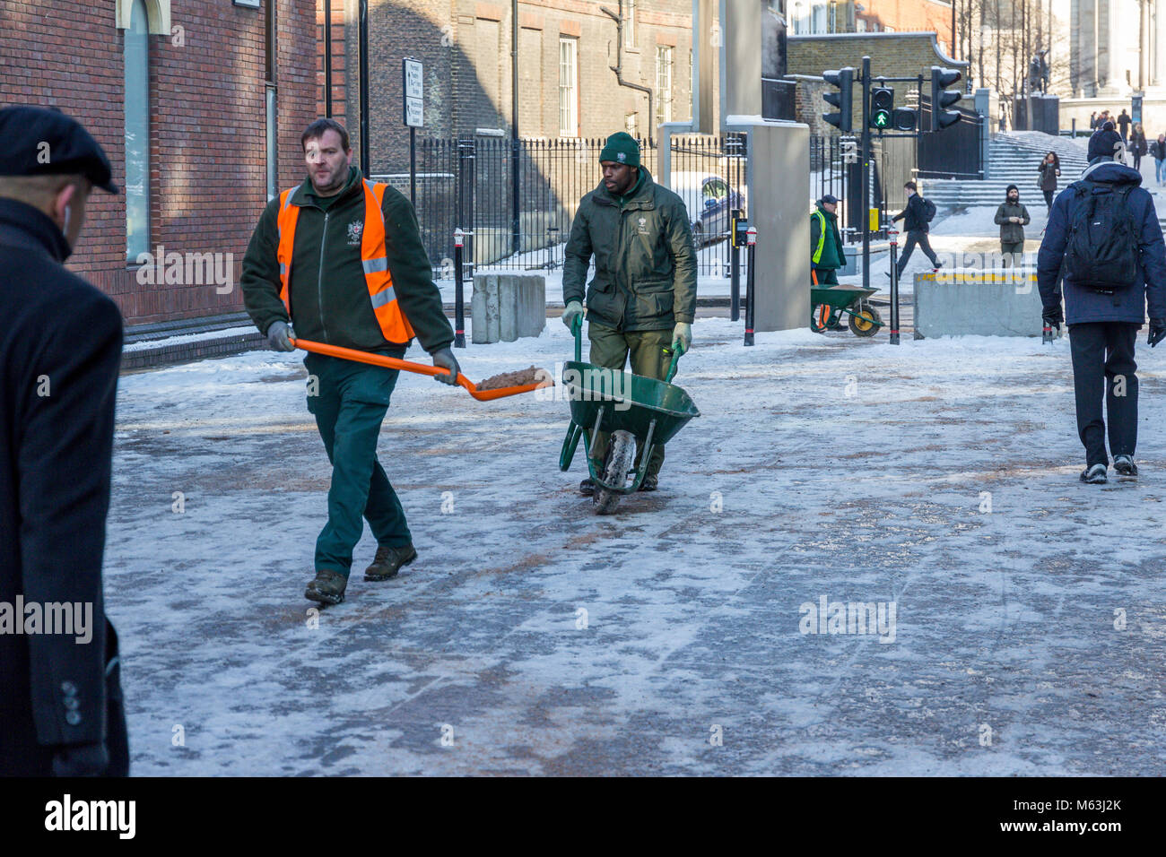 Gritting the footpath hi-res stock photography and images - Alamy