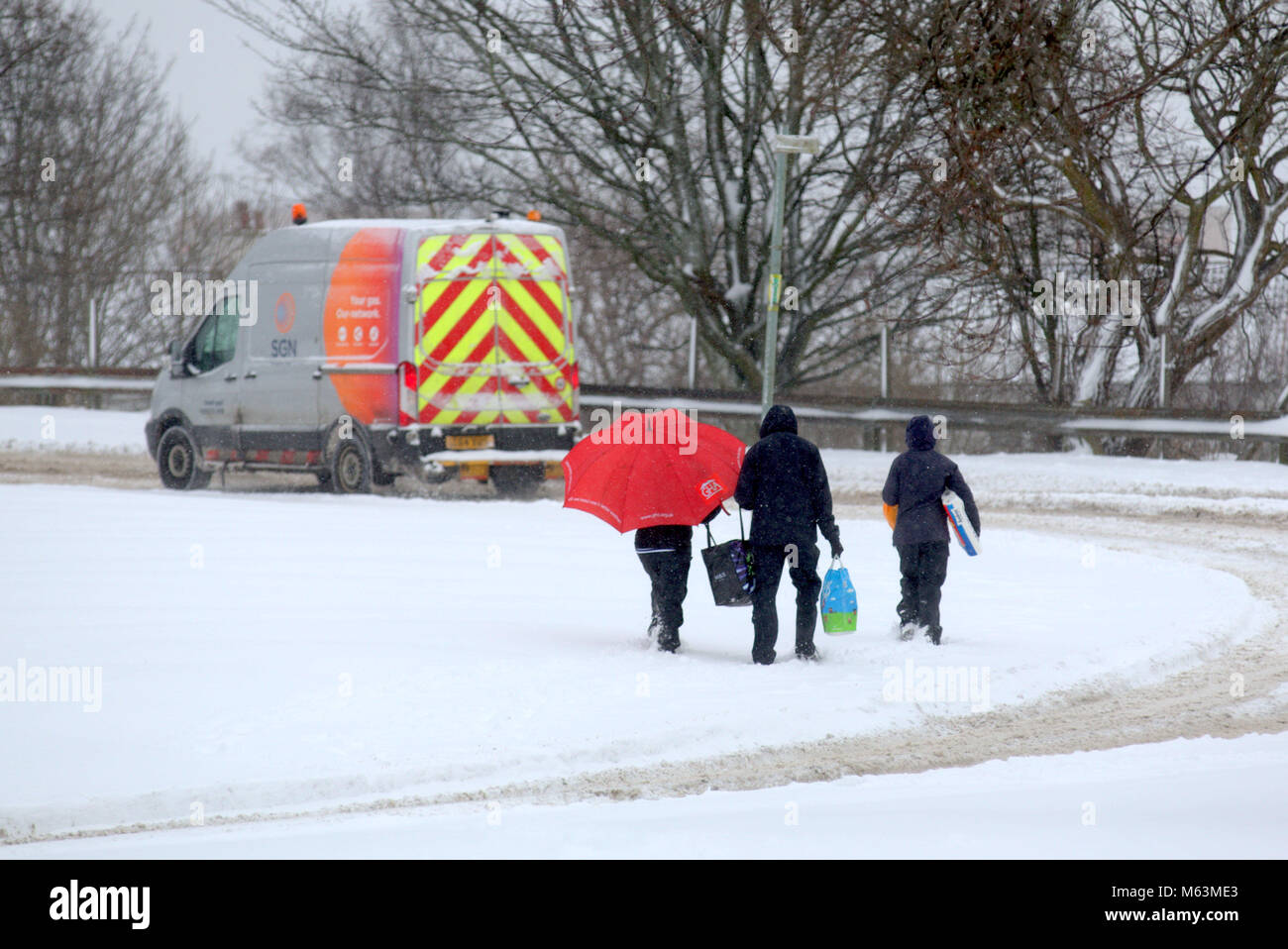 Red umbrella snow scotland hi-res stock photography and images - Alamy