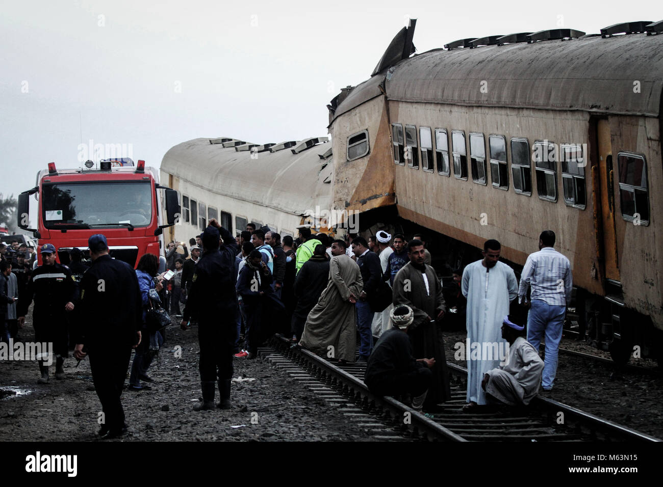 Kom Hamada, northern Egypt. 28th February, 2018. Egyptians stand at the site where a passenger ...