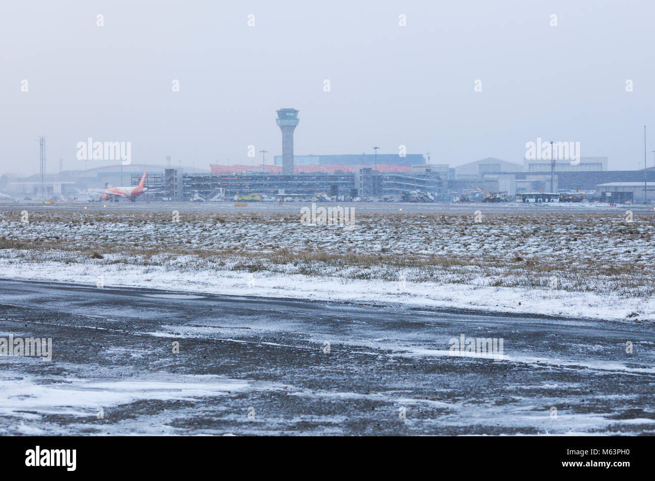 Weather snow luton airport hi-res stock photography and images - Alamy
