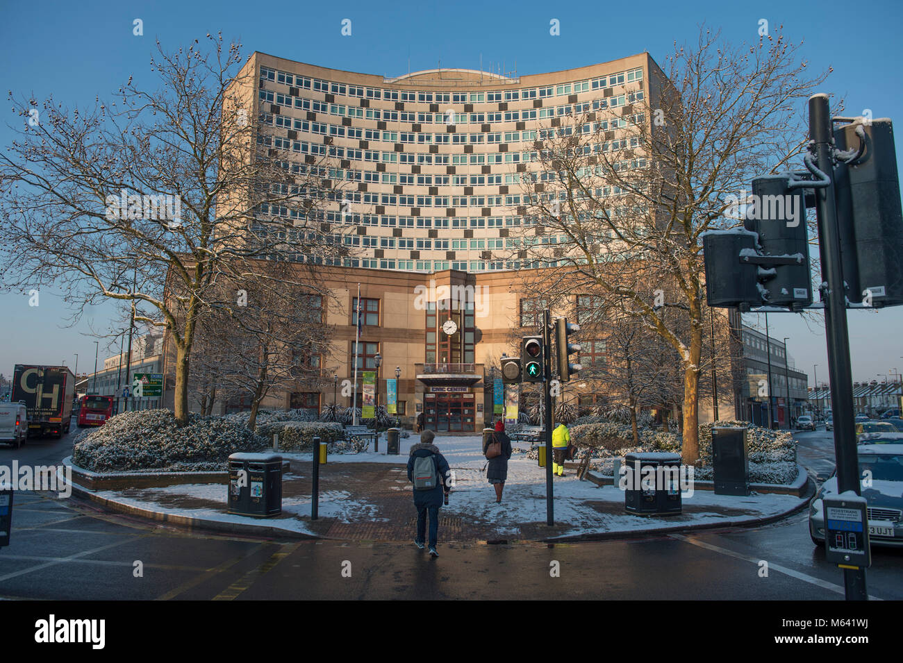 Merton, London, UK. 28 February 2018. UK Weather. Commuters rise to ...
