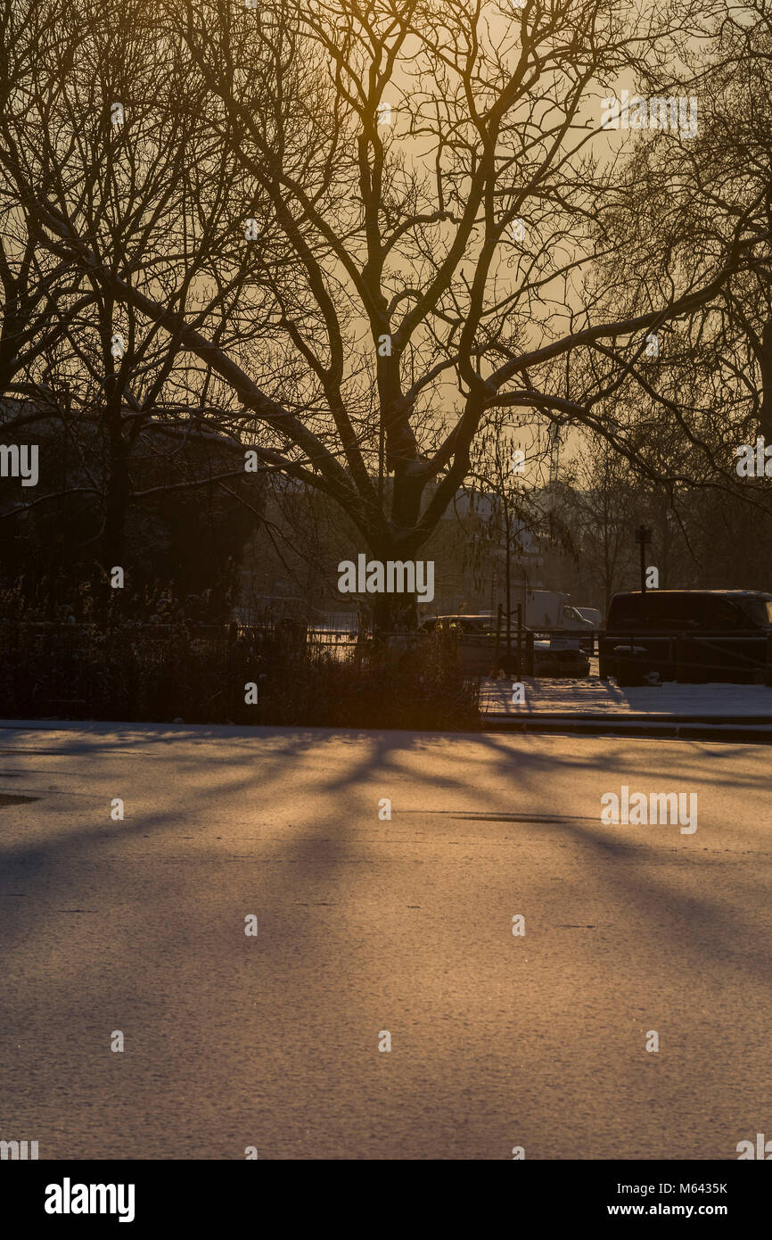 London, UK. 28th Feb, 2018. UK Weather: The sun rises over one of the ...