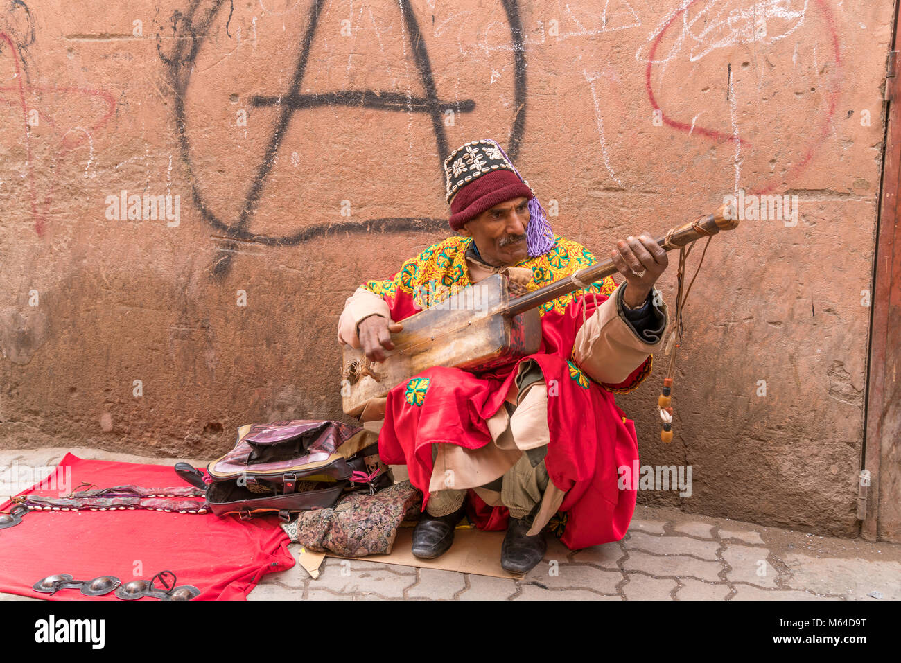 Strassenmusiker mit traditioneller Laute Gimbri in Marrakesch ...