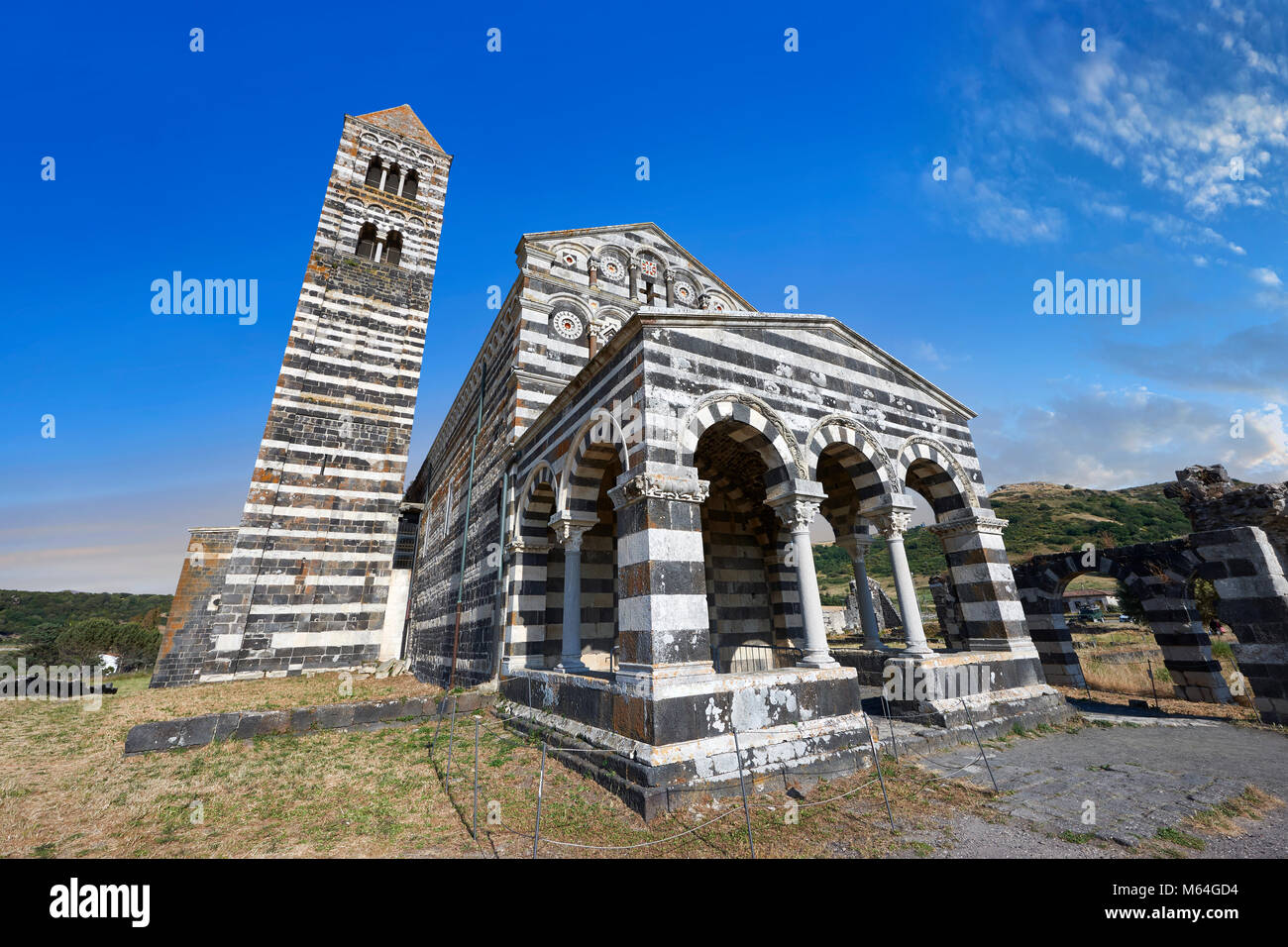 Picture and image of the exterior of the Tuscan Romanesque Pisan style ...