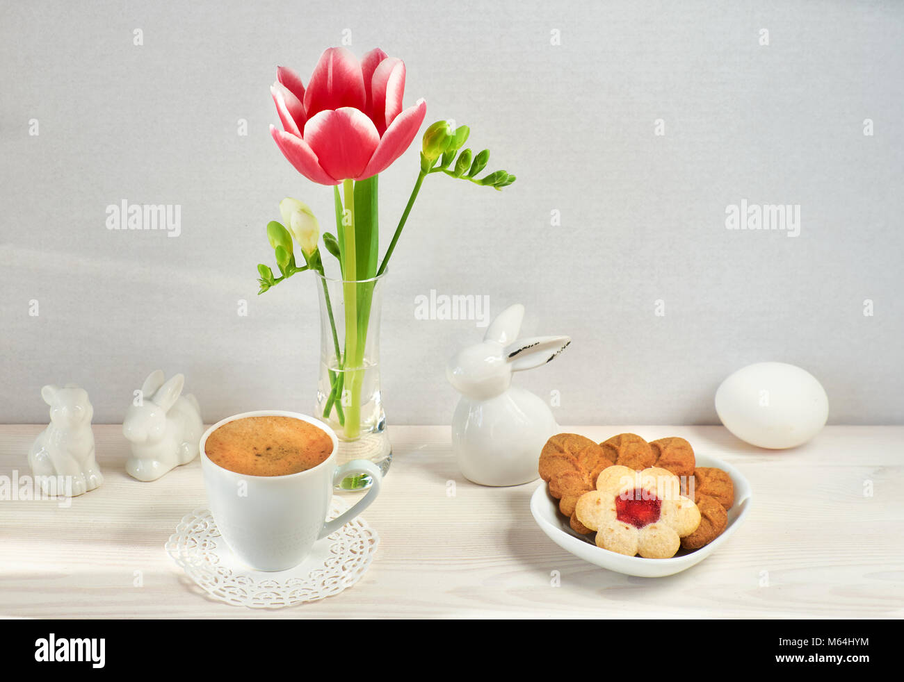 Easter coffee background. Spring flowers in glass vase, Easter bunnies ...
