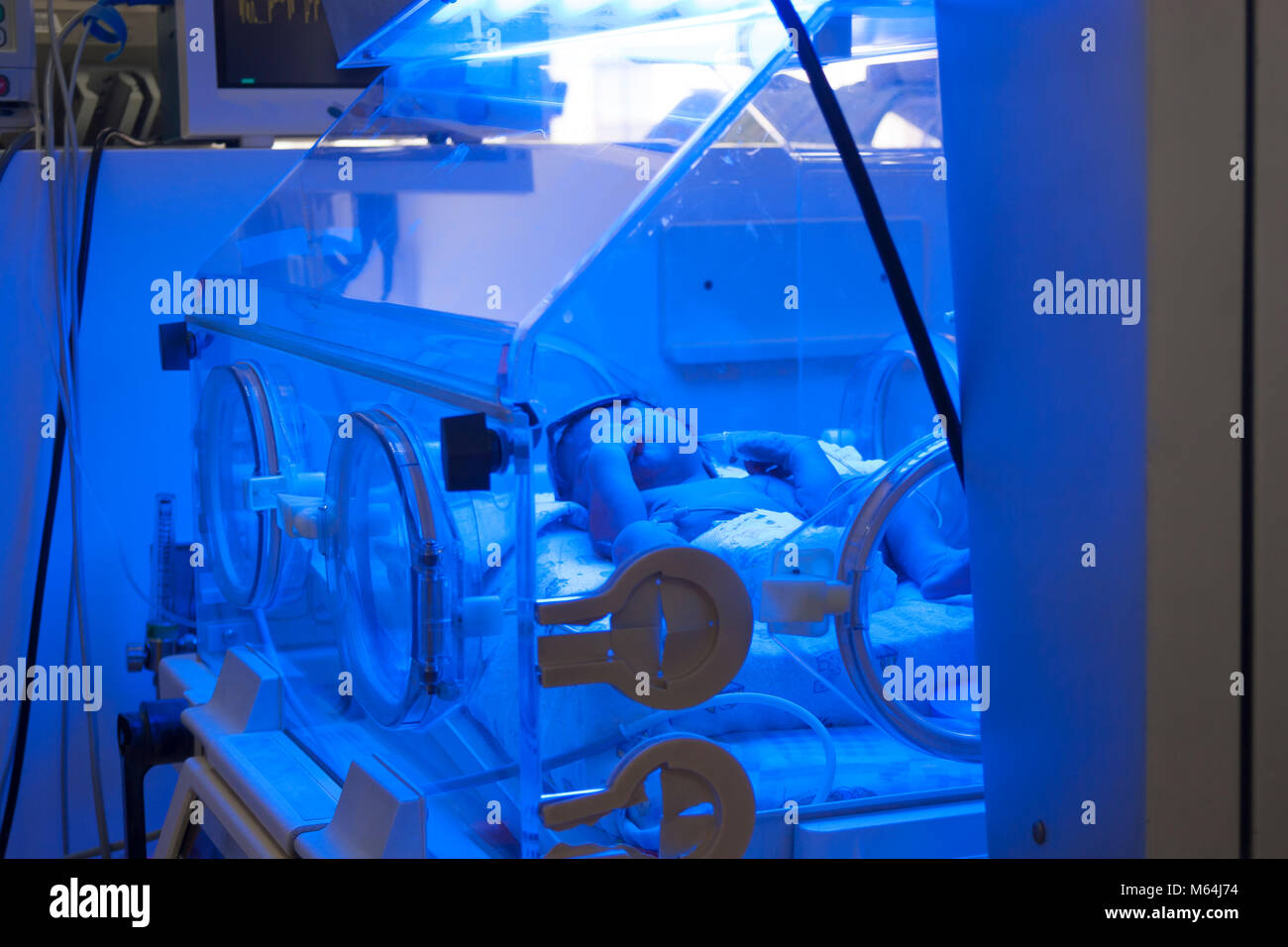 Newborn baby inside incubator Stock Photo - Alamy