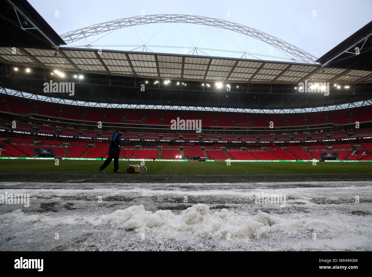 Wembley stadium pitch lines hi-res stock photography and images - Alamy
