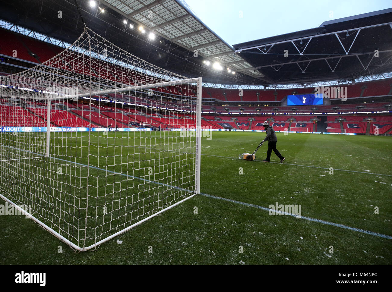 Wembley stadium pitch lines hi-res stock photography and images - Alamy