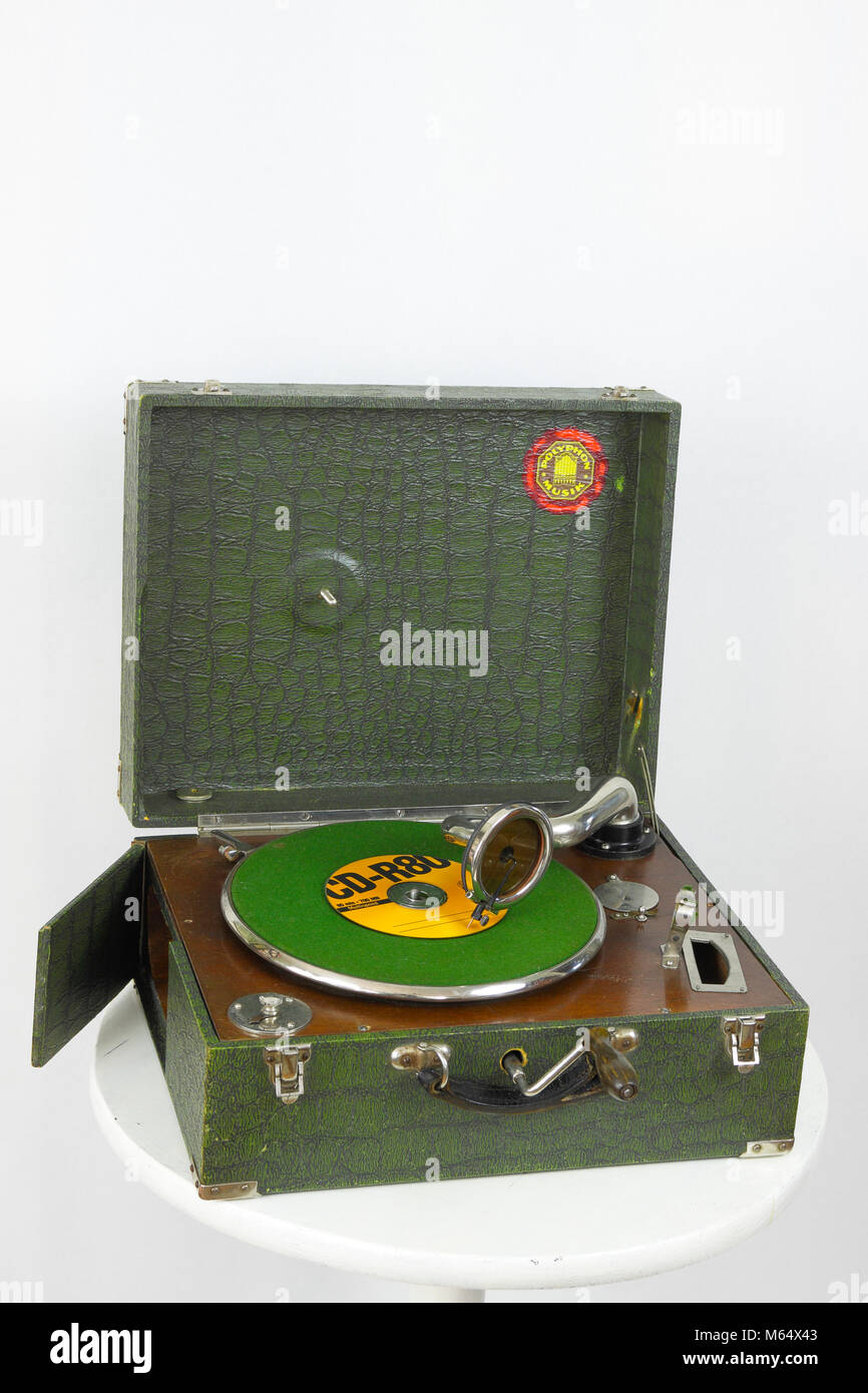 cd record on old-fashioned gramophone Stock Photo - Alamy