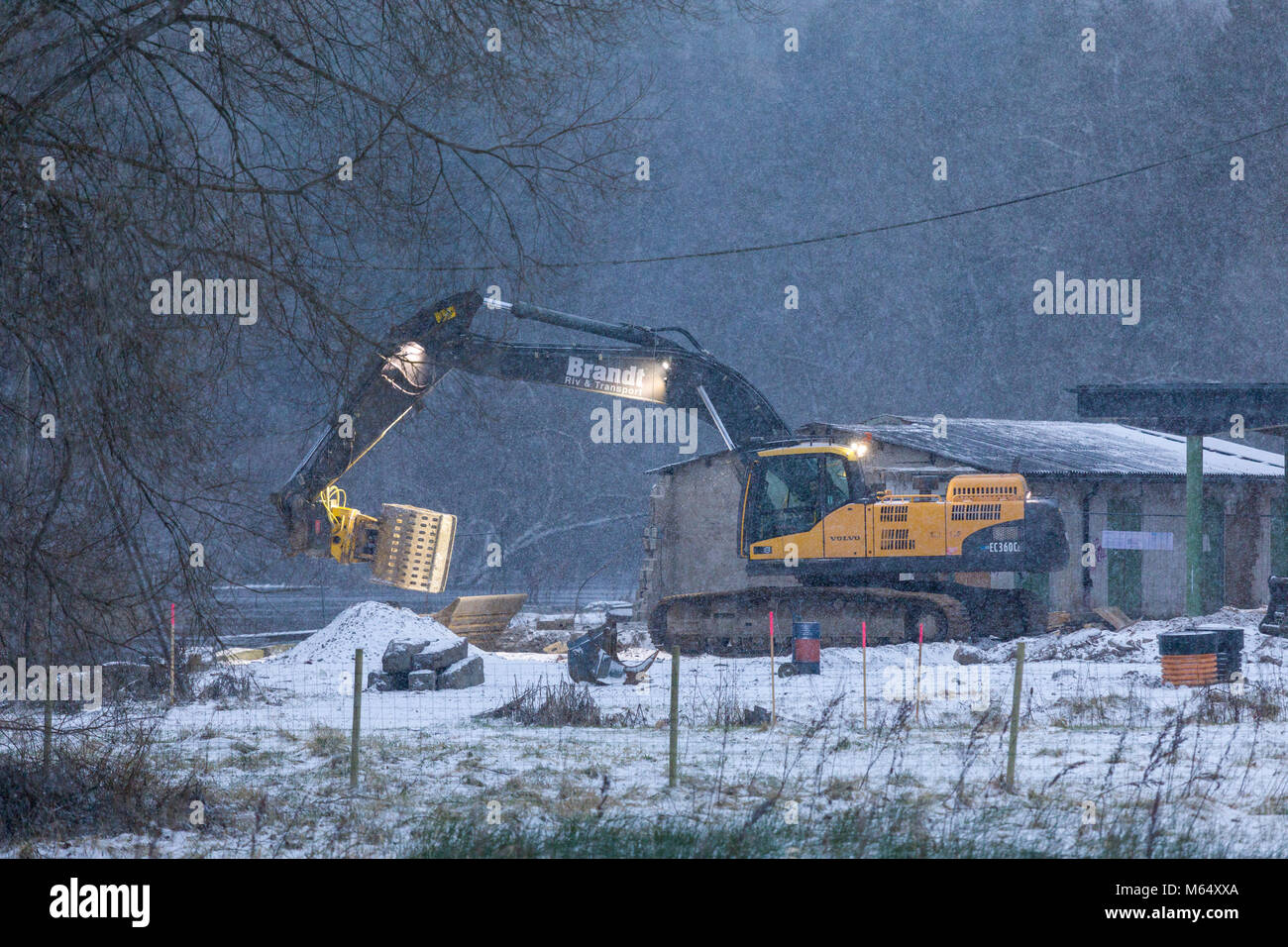FLODA, SWEDEN - FEBRUARY 2 2018: Mobile articulated excavator working ...