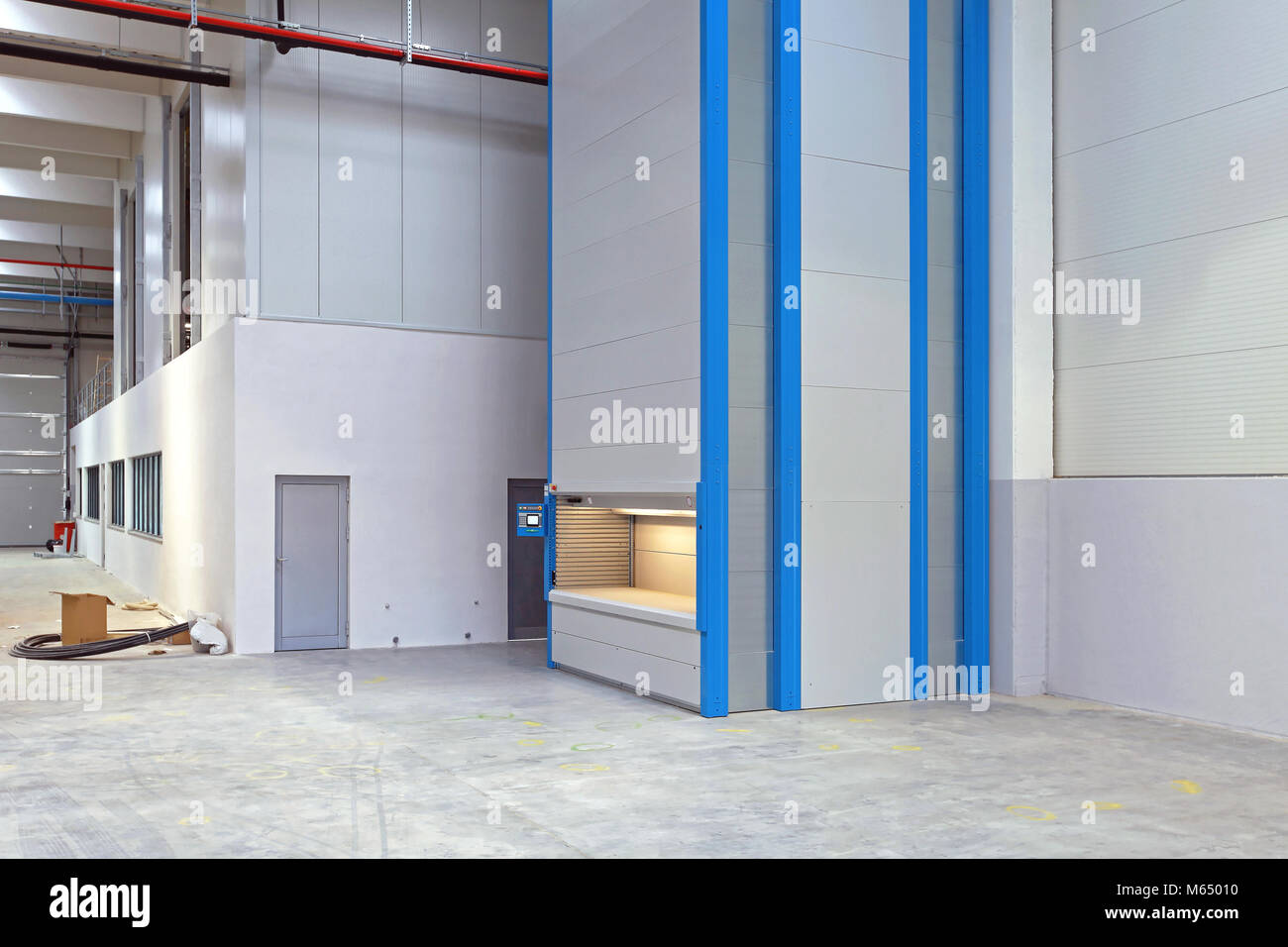 New Vertical Carousel Unit in Distribution Warehouse Stock Photo - Alamy