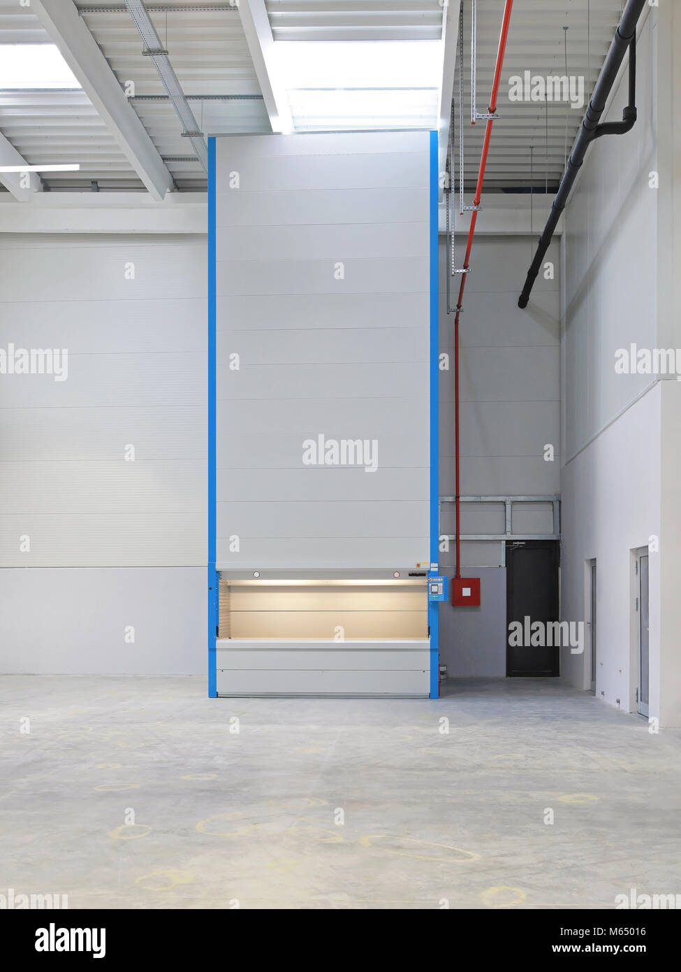 Vertical Carousel Unit in Distribution Warehouse Stock Photo - Alamy