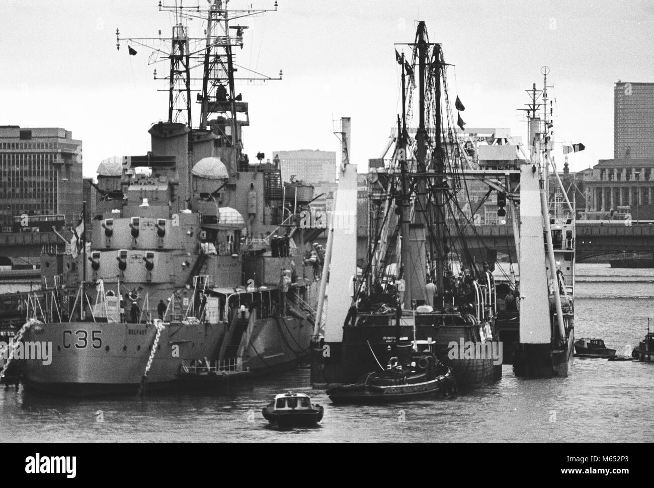 'Discovery' is nudged into partly submerged heavy lift ship Happy ...