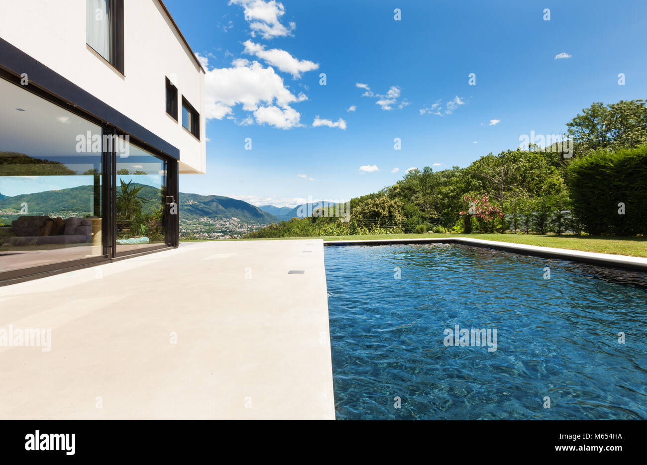Modern villa outdoor hi-res stock photography and images - Alamy